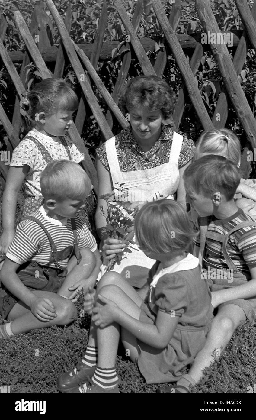 Children with flowers 1950s hi-res stock photography and images - Alamy
