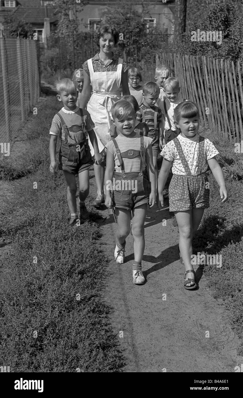 1950s school children hi-res stock photography and images - Alamy