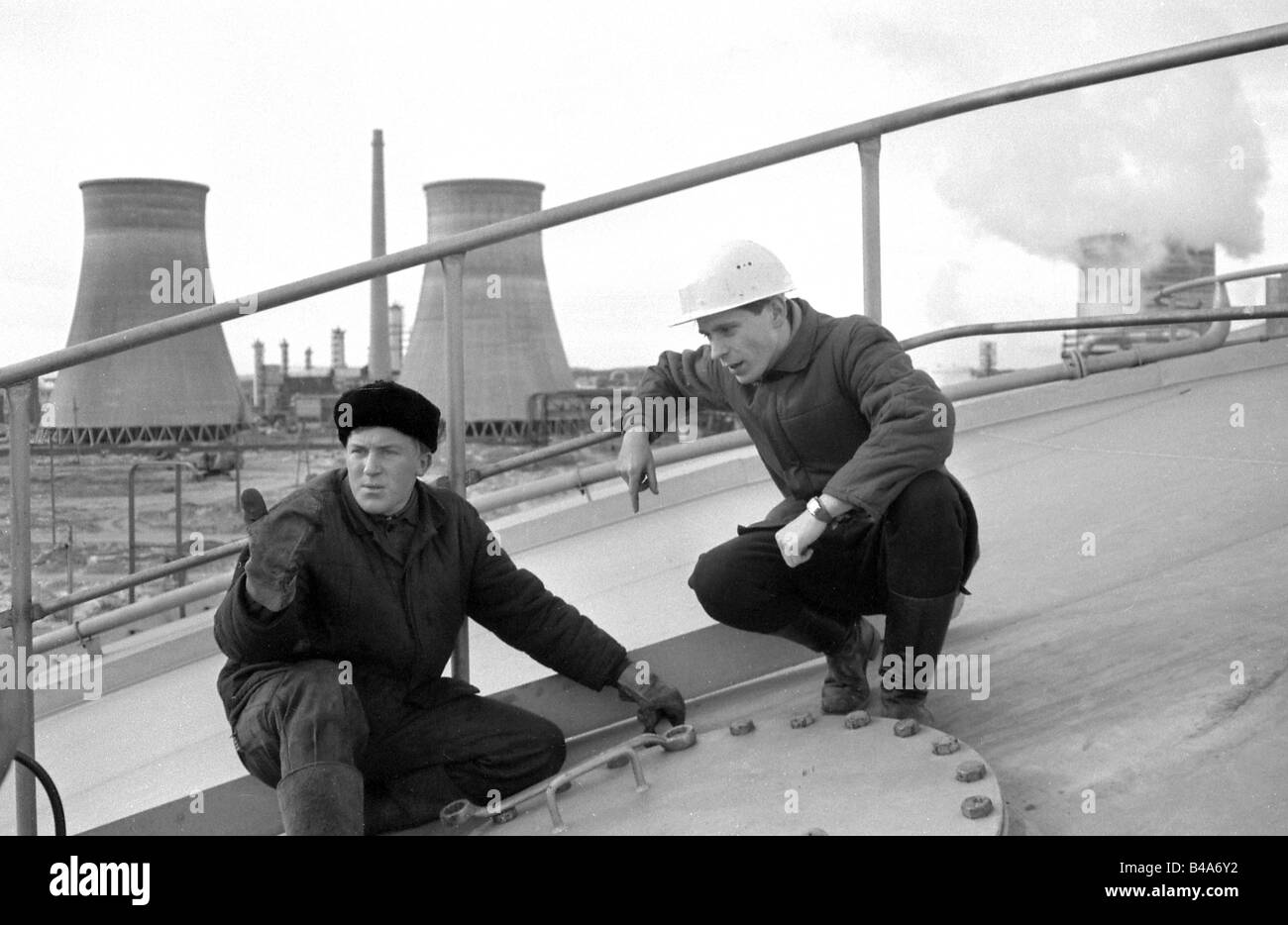 1960s oil refinery hi-res stock photography and images - Alamy