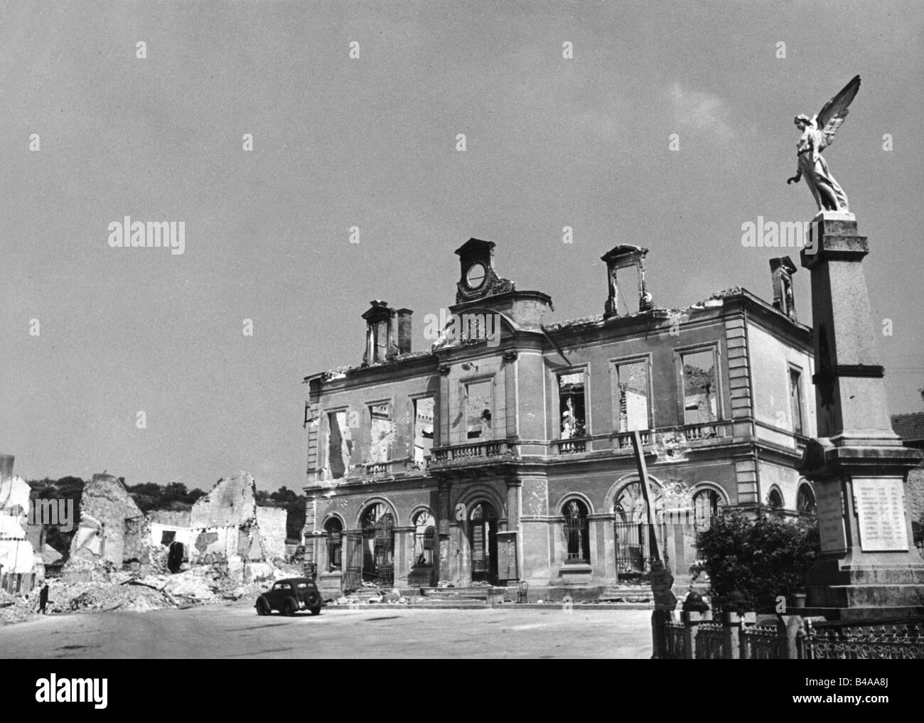 events, Second World War / WWII, France, ruin of the Chateau-Porcien ...