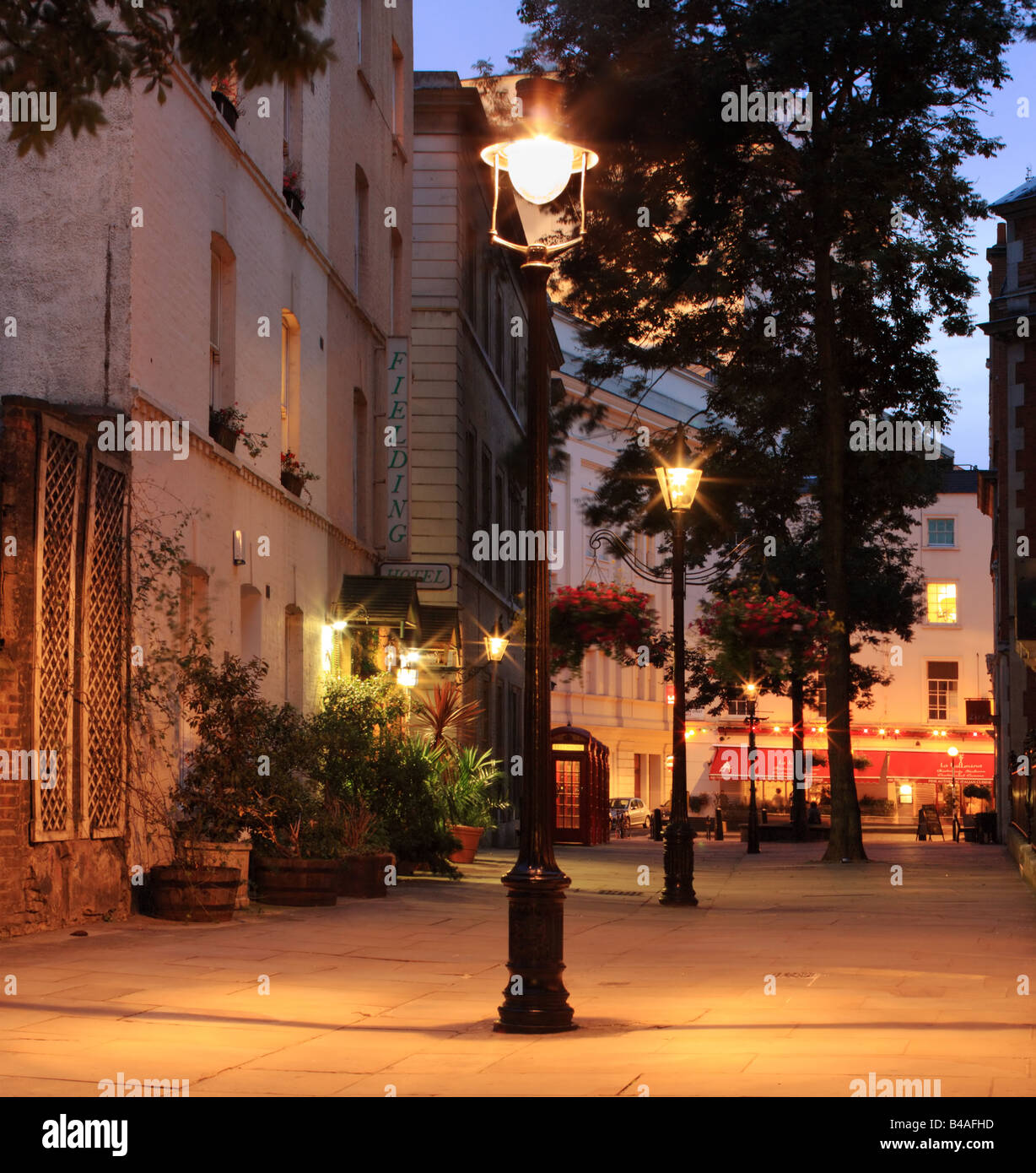 Lamppost lit hi-res stock photography and images - Alamy