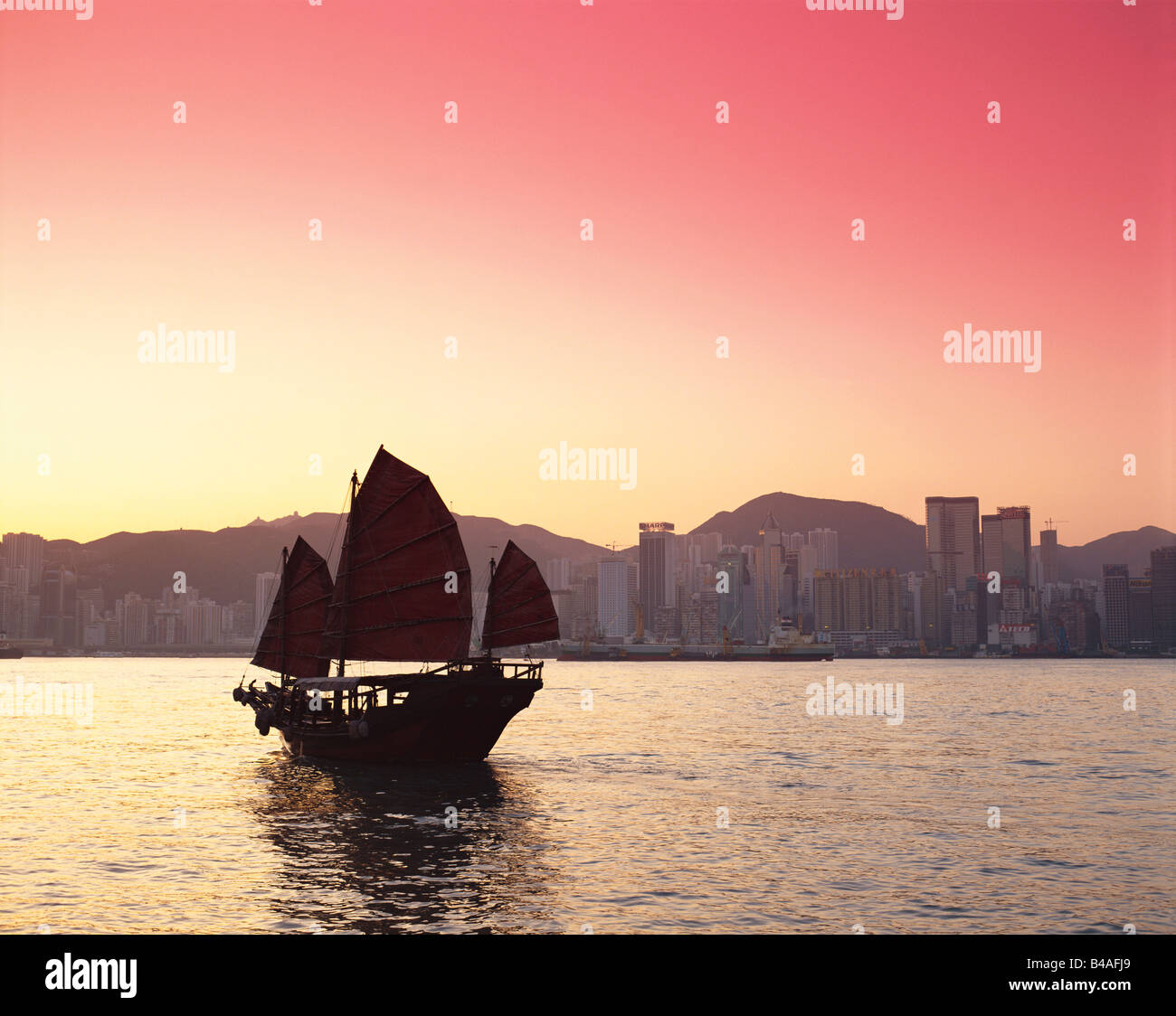 Traditional chinese junks hi-res stock photography and images - Alamy