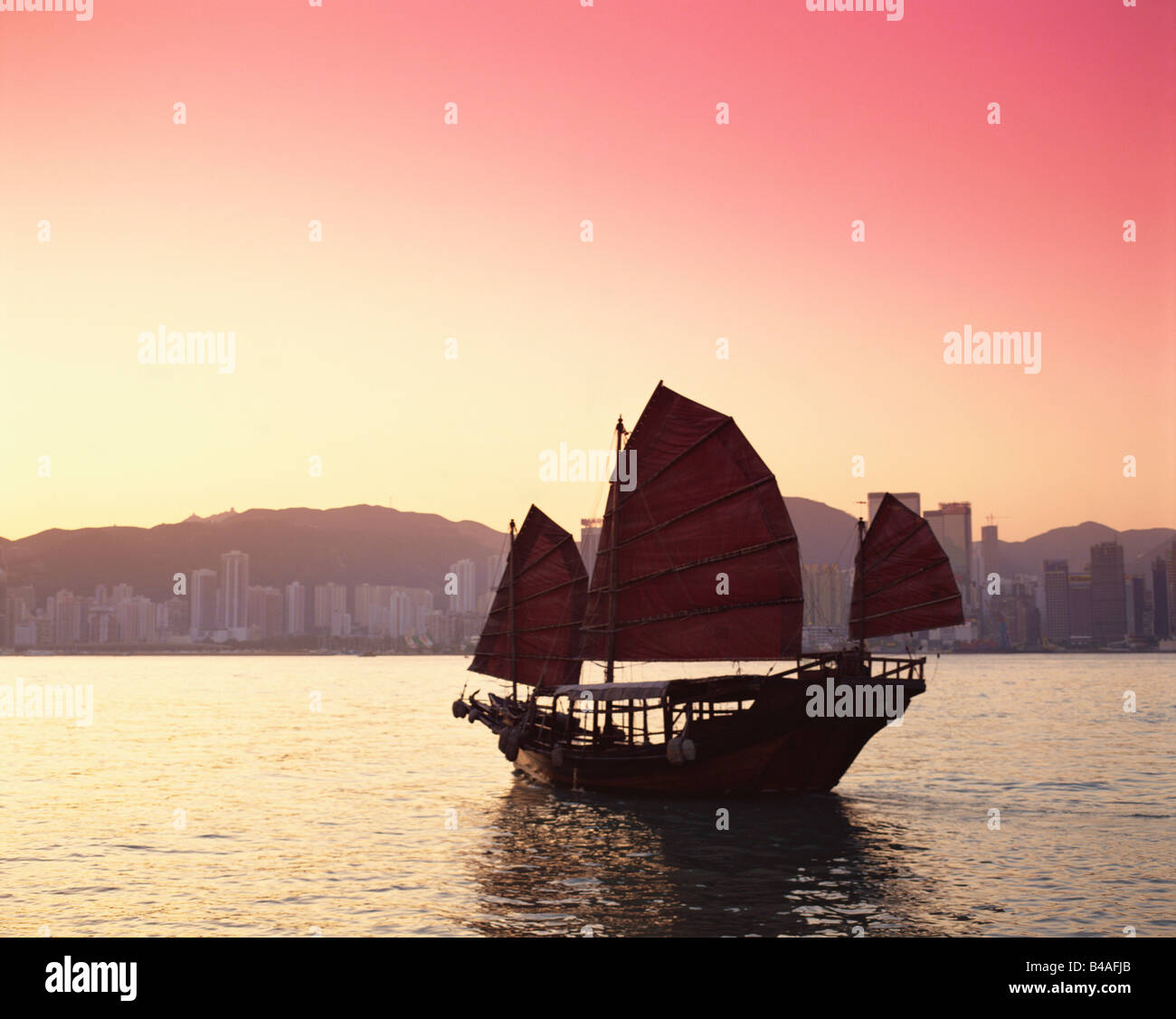 Traditional chinese junks hi-res stock photography and images - Alamy