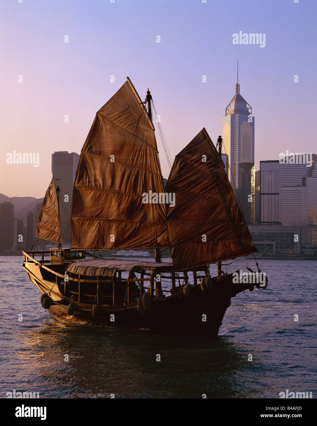 Traditional chinese junks hi-res stock photography and images - Alamy