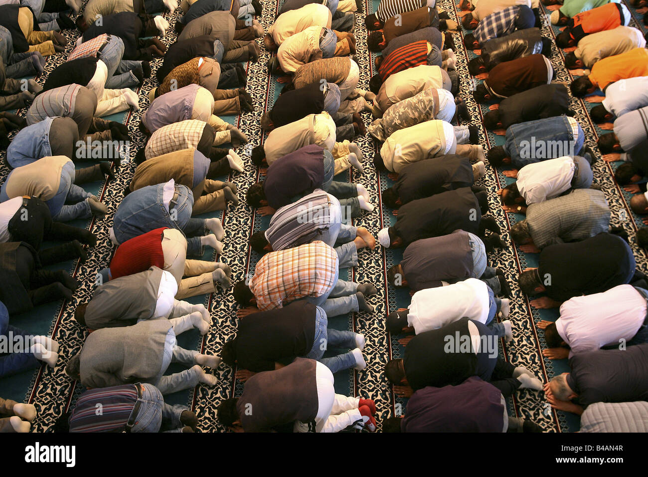 Muslims praying at the Sehitlik Mosque, Berlin, Germany Stock Photo - Alamy
