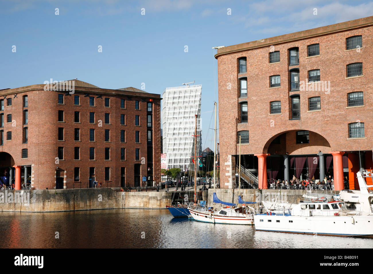 Liverpool dock area hi-res stock photography and images - Alamy