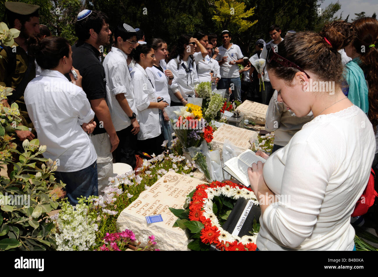 An Israeli woman praying in a military graveyard on "fallen soldiers ...