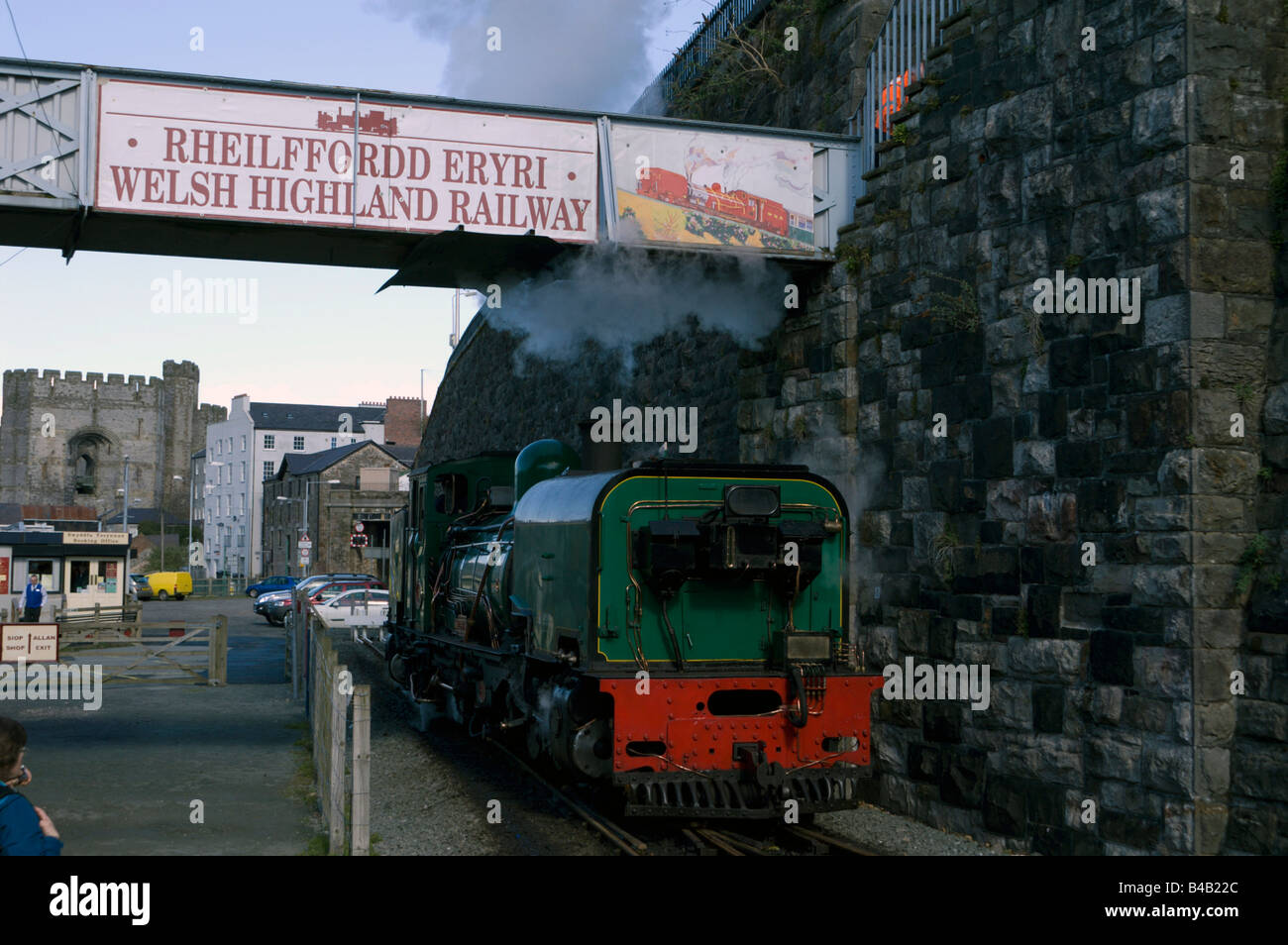 Welsh Highland Railway steam engine in Caernarfon, North Wales Stock ...