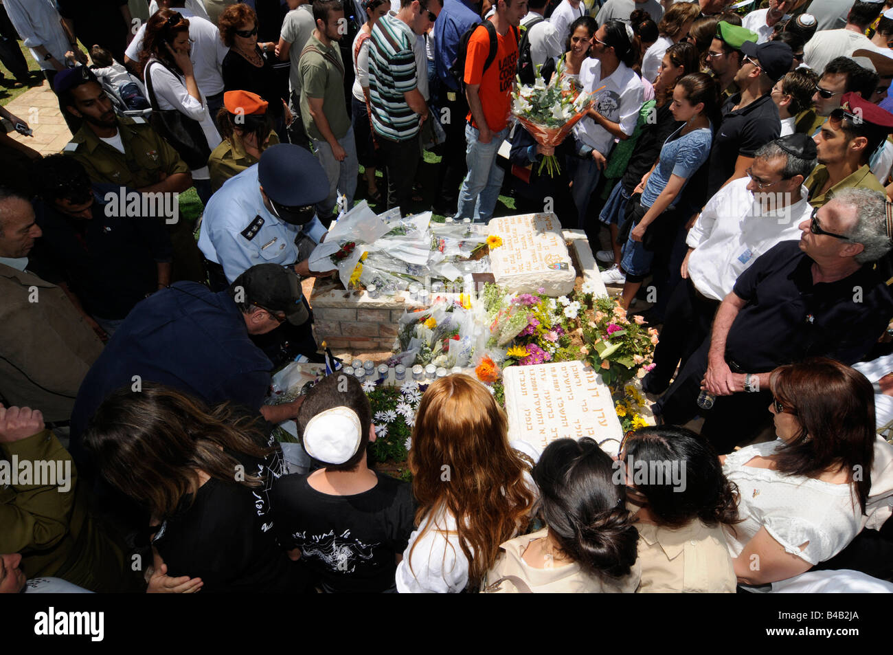 Israeli people gathering in a military graveyard on "fallen soldiers ...
