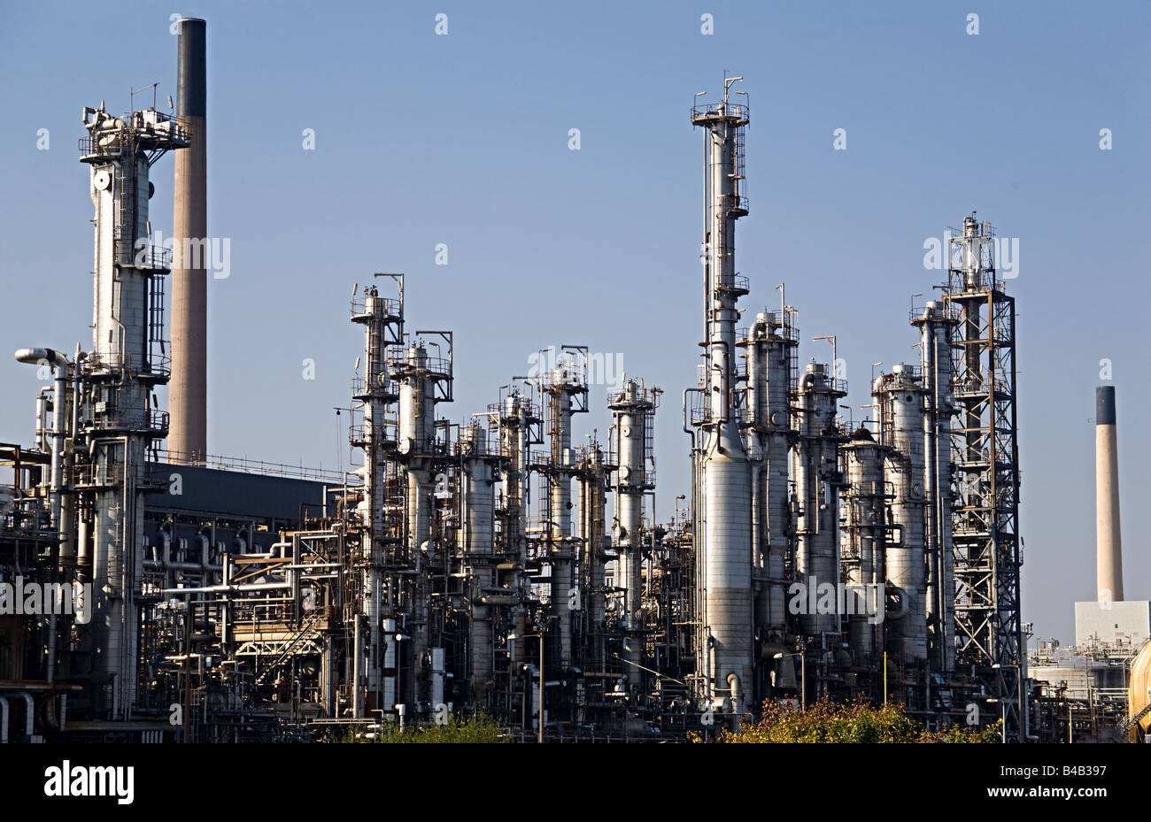 A petroleum refinery Stock Photo - Alamy