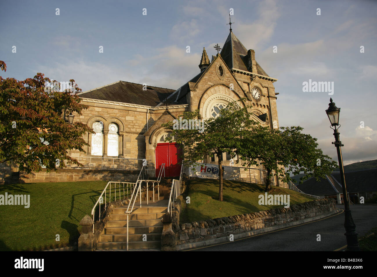 The town of Pitlochry, Scotland. The Pitlochry Church of Scotland and ...