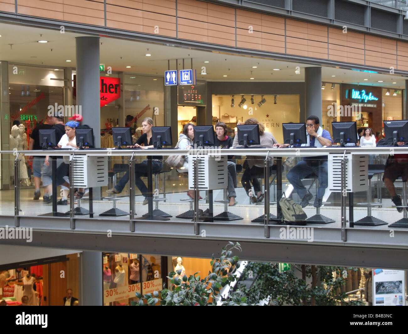 Young woman shopping inside crowd hi-res stock photography and images ...