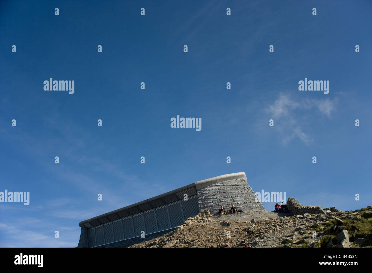 Building the new cafe on the top of snowdon hi-res stock photography ...