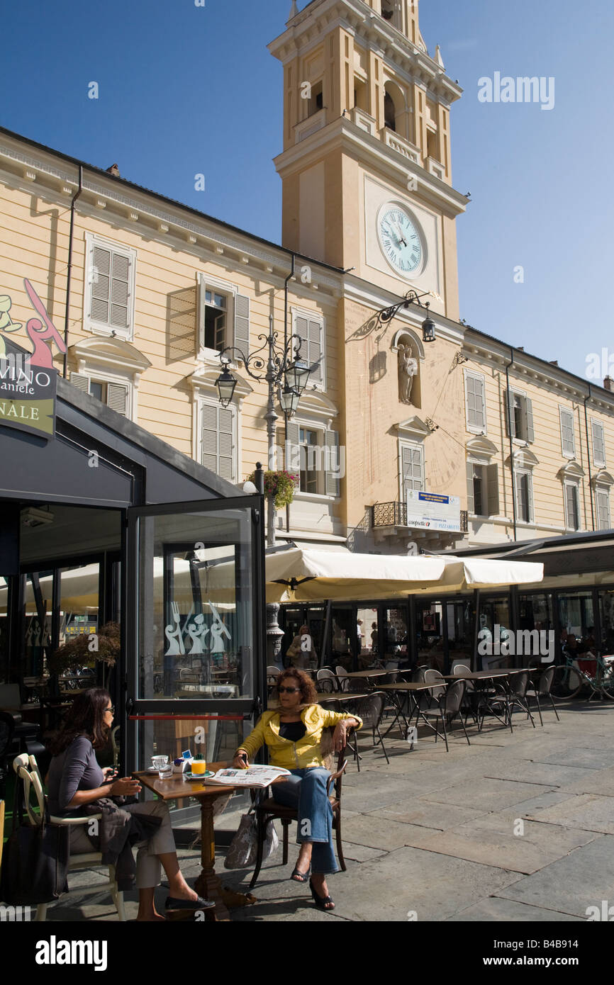 Parma women bar table hi-res stock photography and images - Alamy