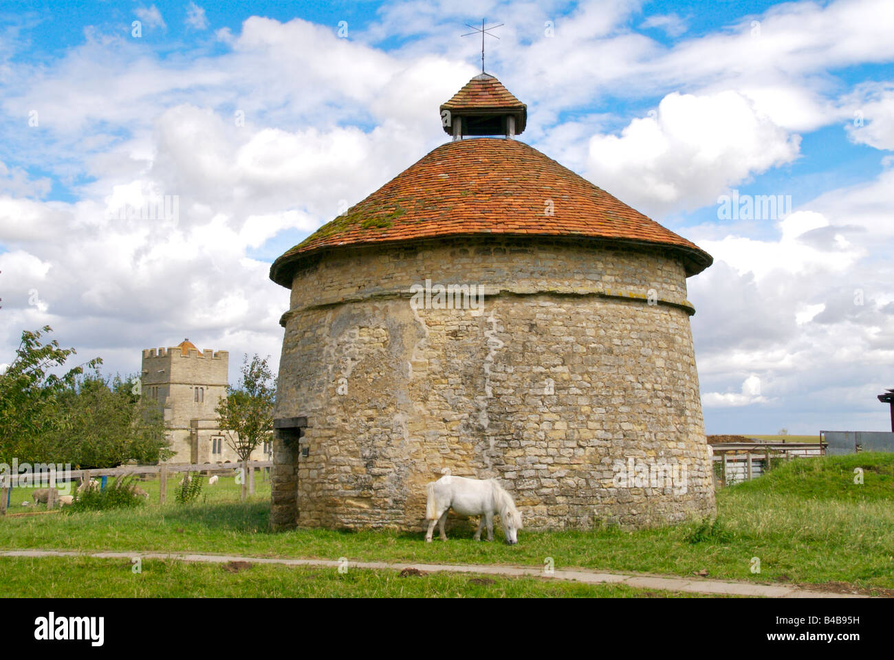 White dovecot hi-res stock photography and images - Alamy