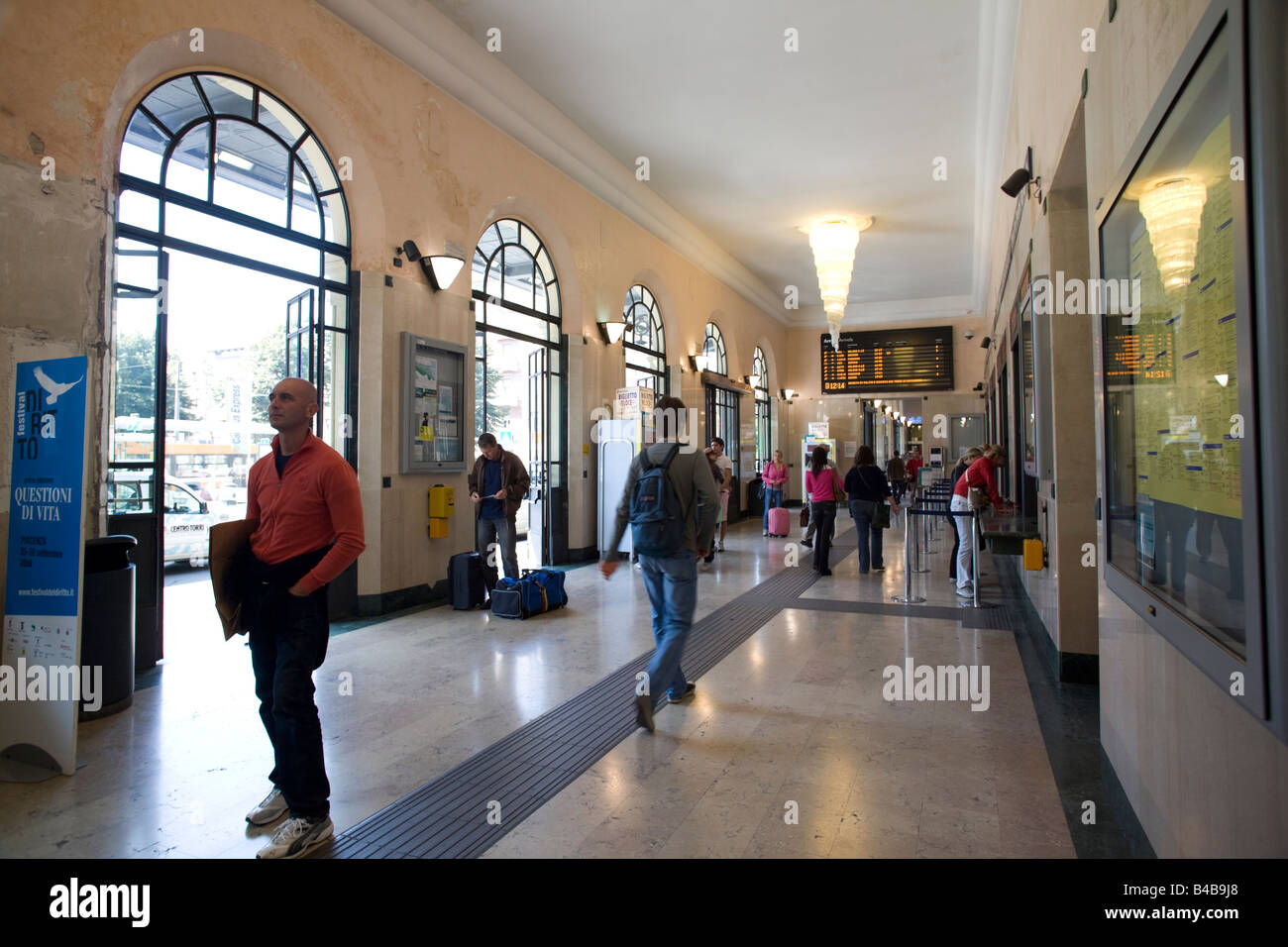 Parma railway station indoors Stock Photo - Alamy
