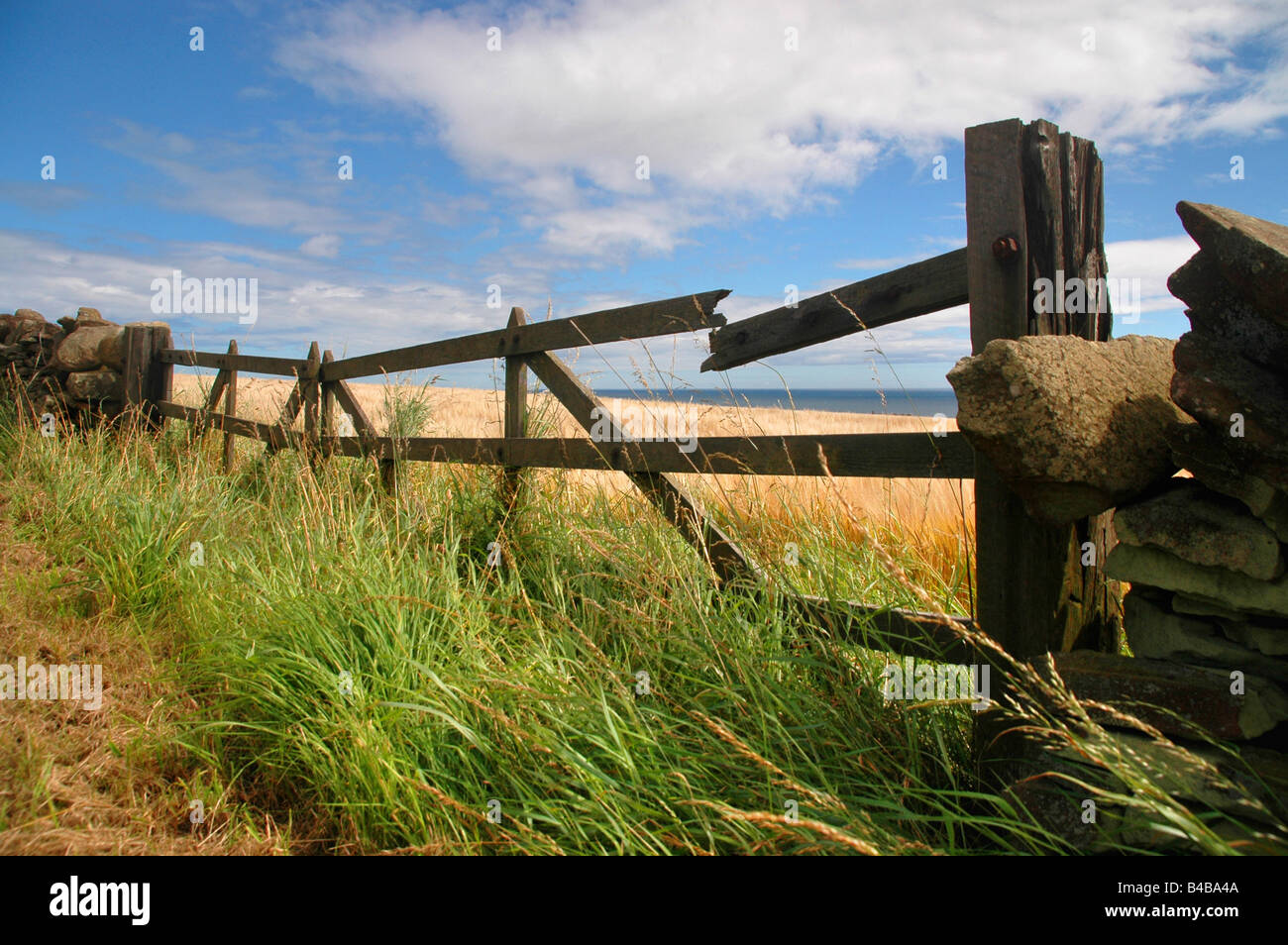 Broken gate hi-res stock photography and images - Alamy