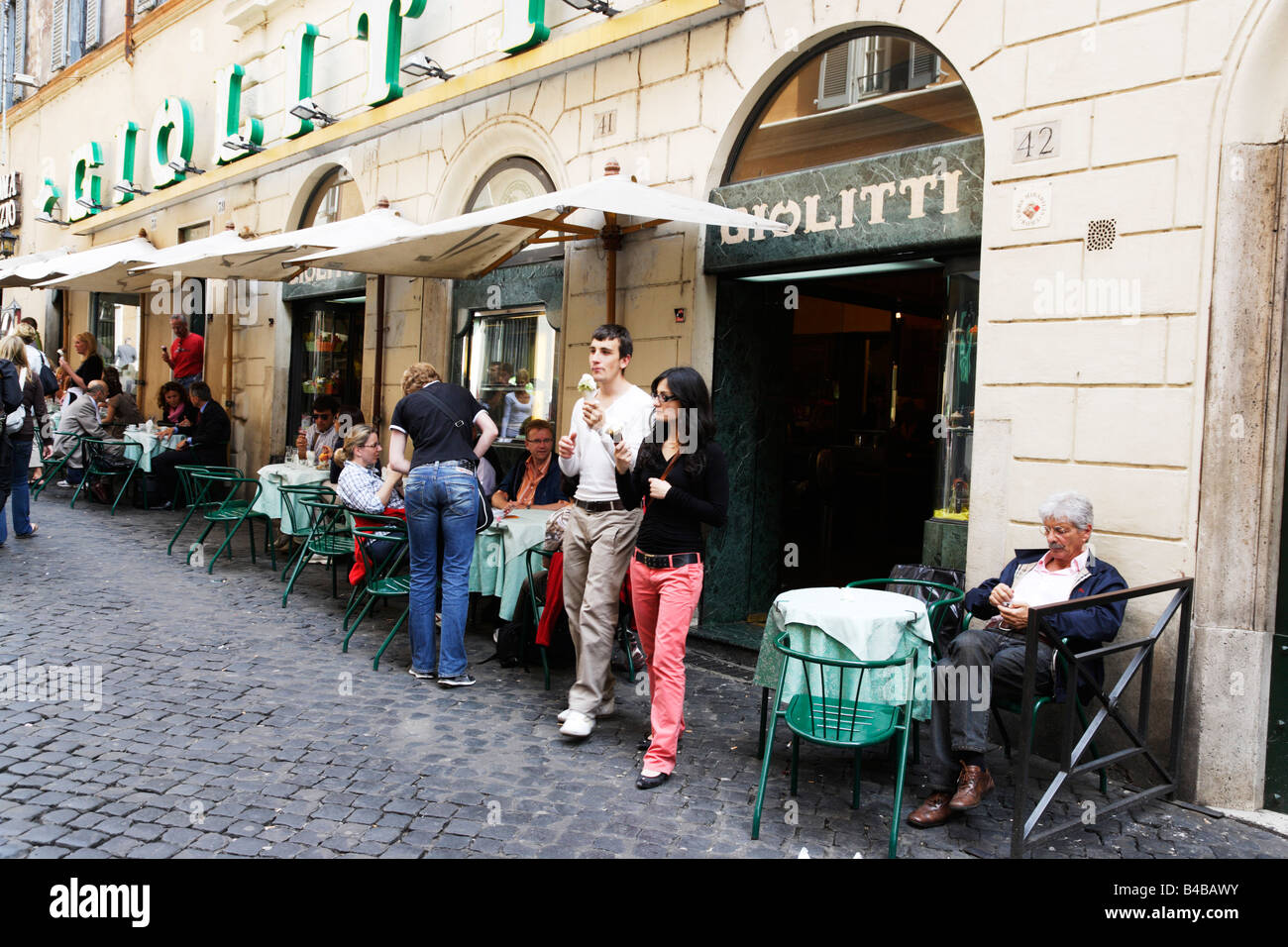 Pavement cafes and restaurants along cobblestone lane Rome Italy Stock ...
