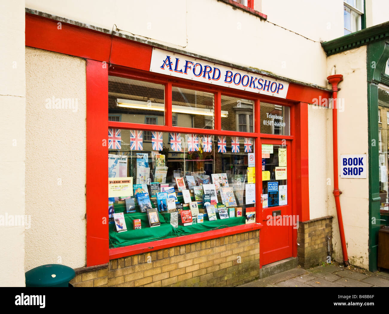 Bookshop window display hi-res stock photography and images - Alamy