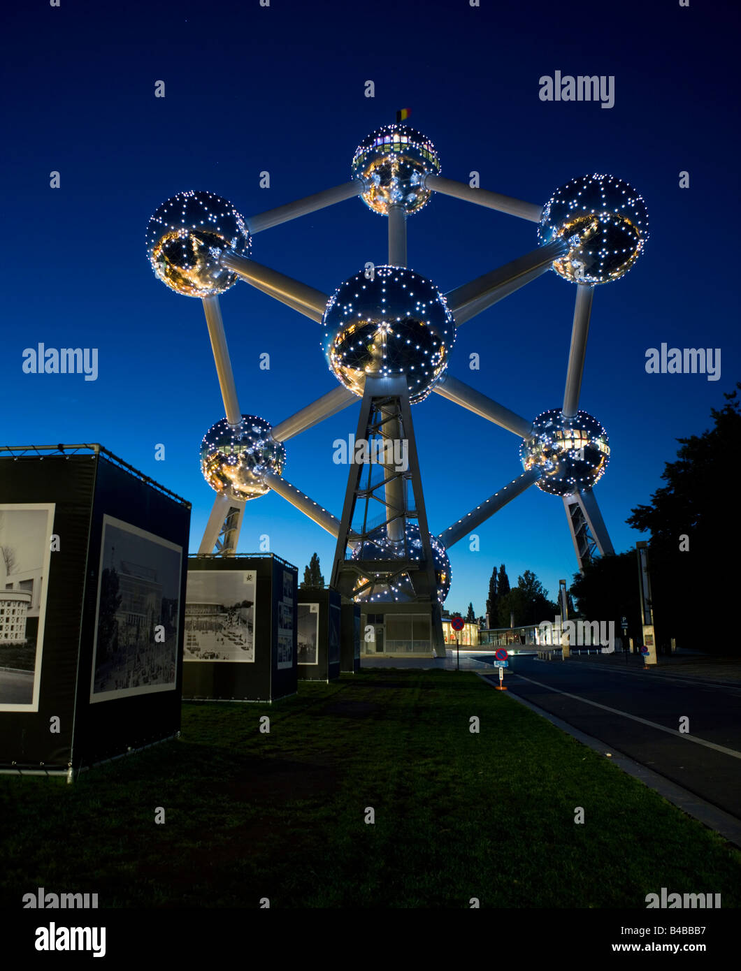 Atomium brussels hi-res stock photography and images - Alamy