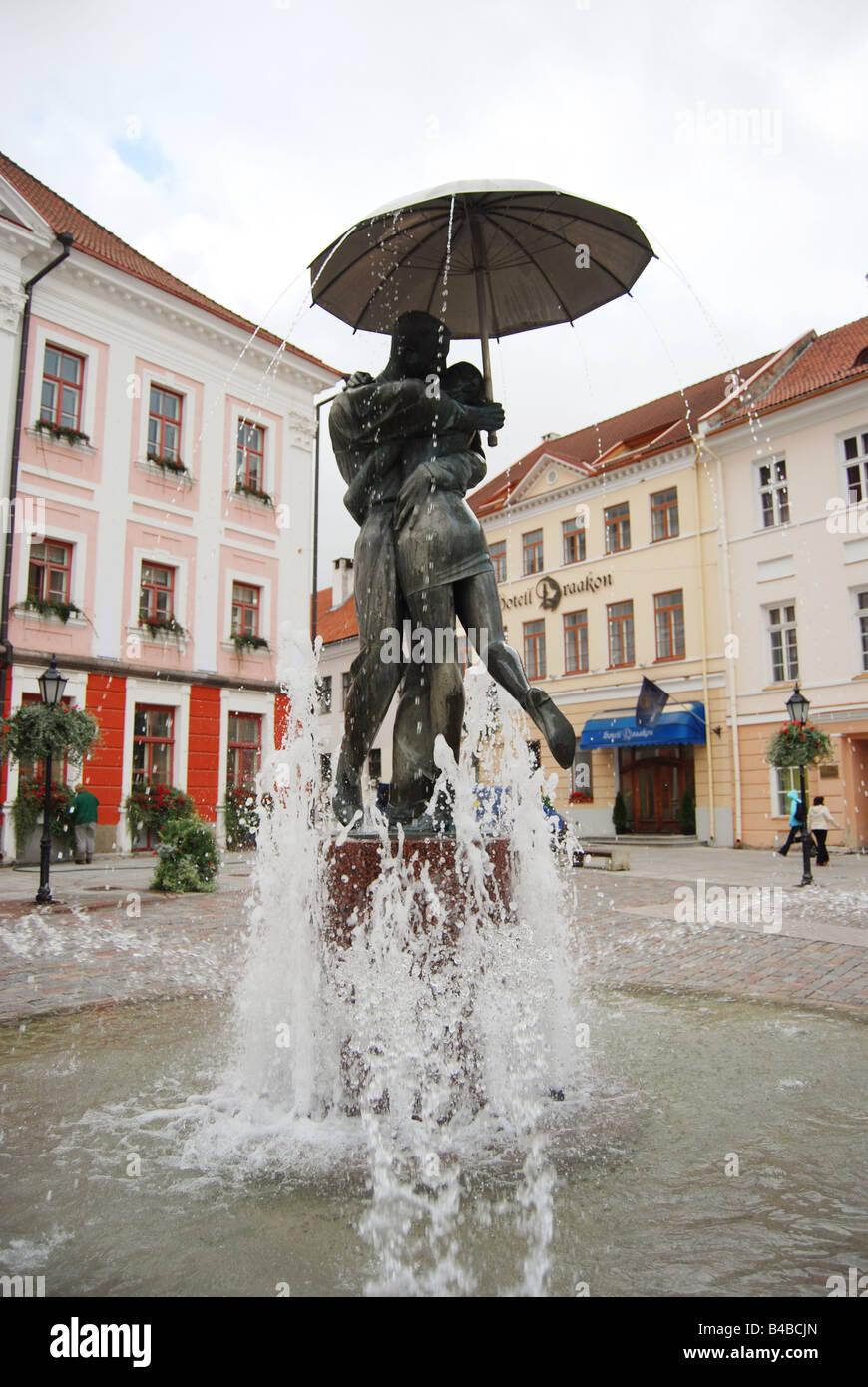 The famous kissing statue in Tartu Estonia Stock Photo - Alamy