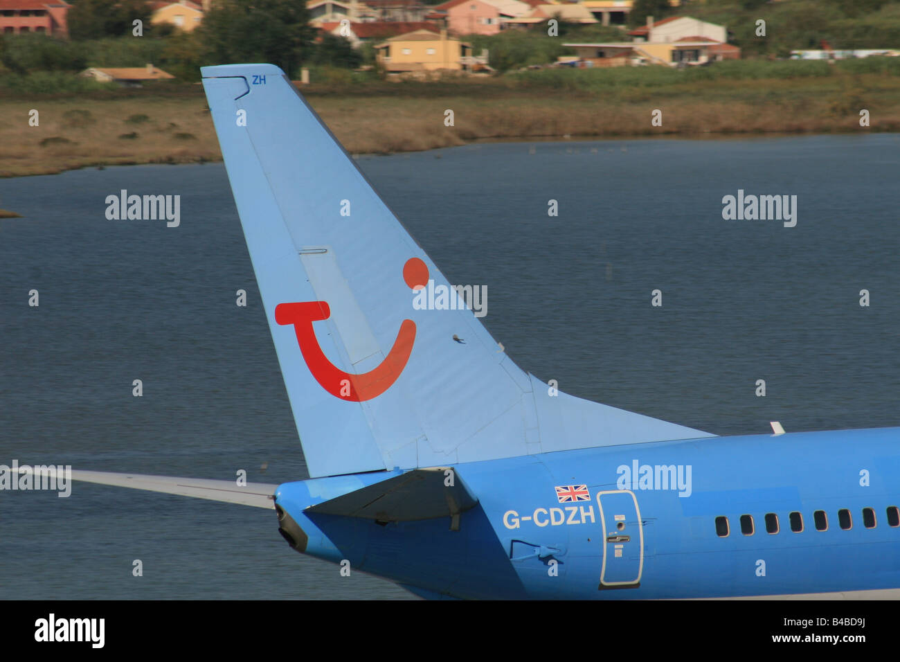 Tui aircraft flying hi-res stock photography and images - Alamy