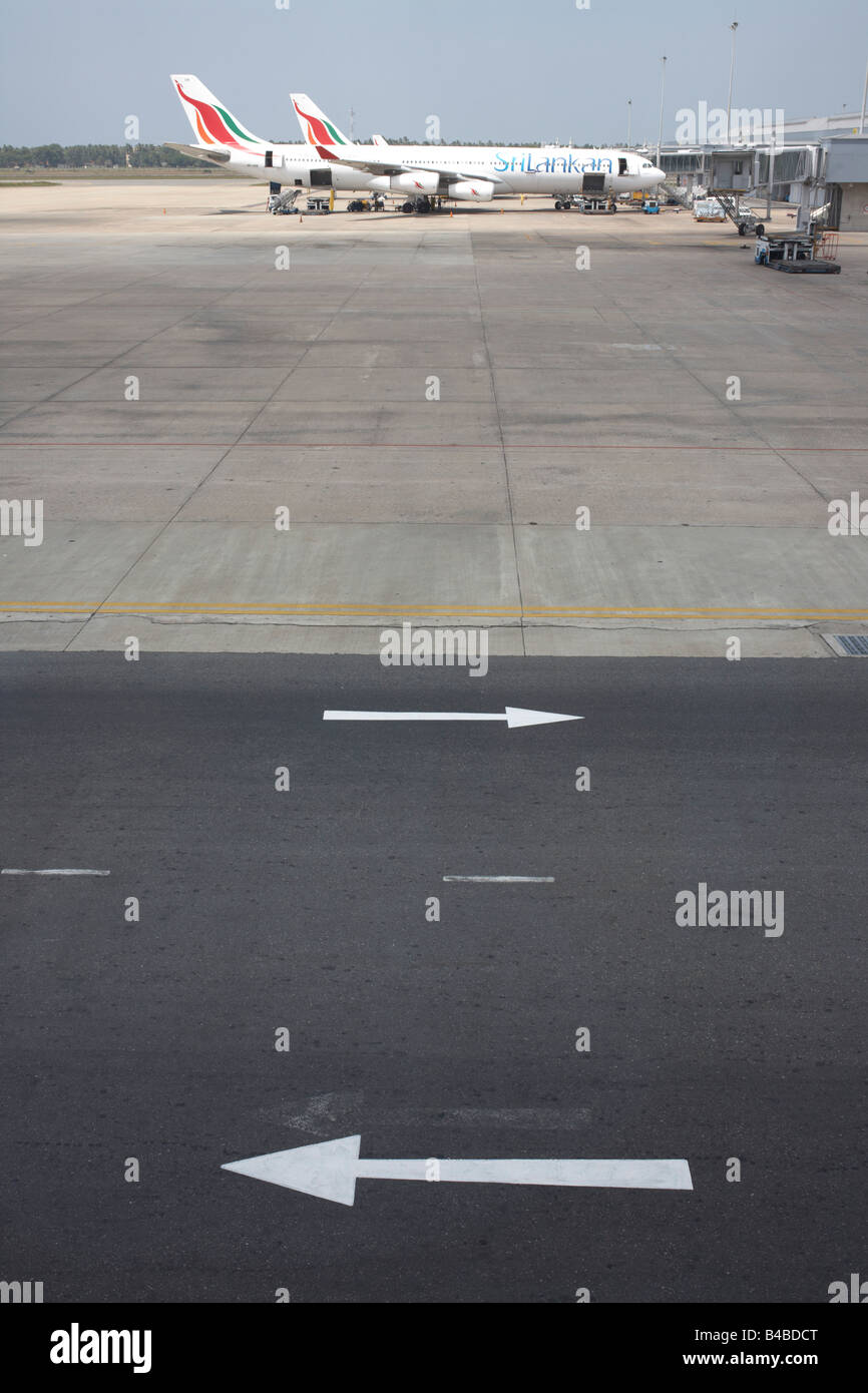 Two arrows opposite direction hi-res stock photography and images - Alamy