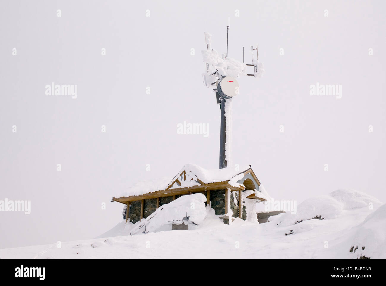 Satellite tower hi-res stock photography and images - Alamy