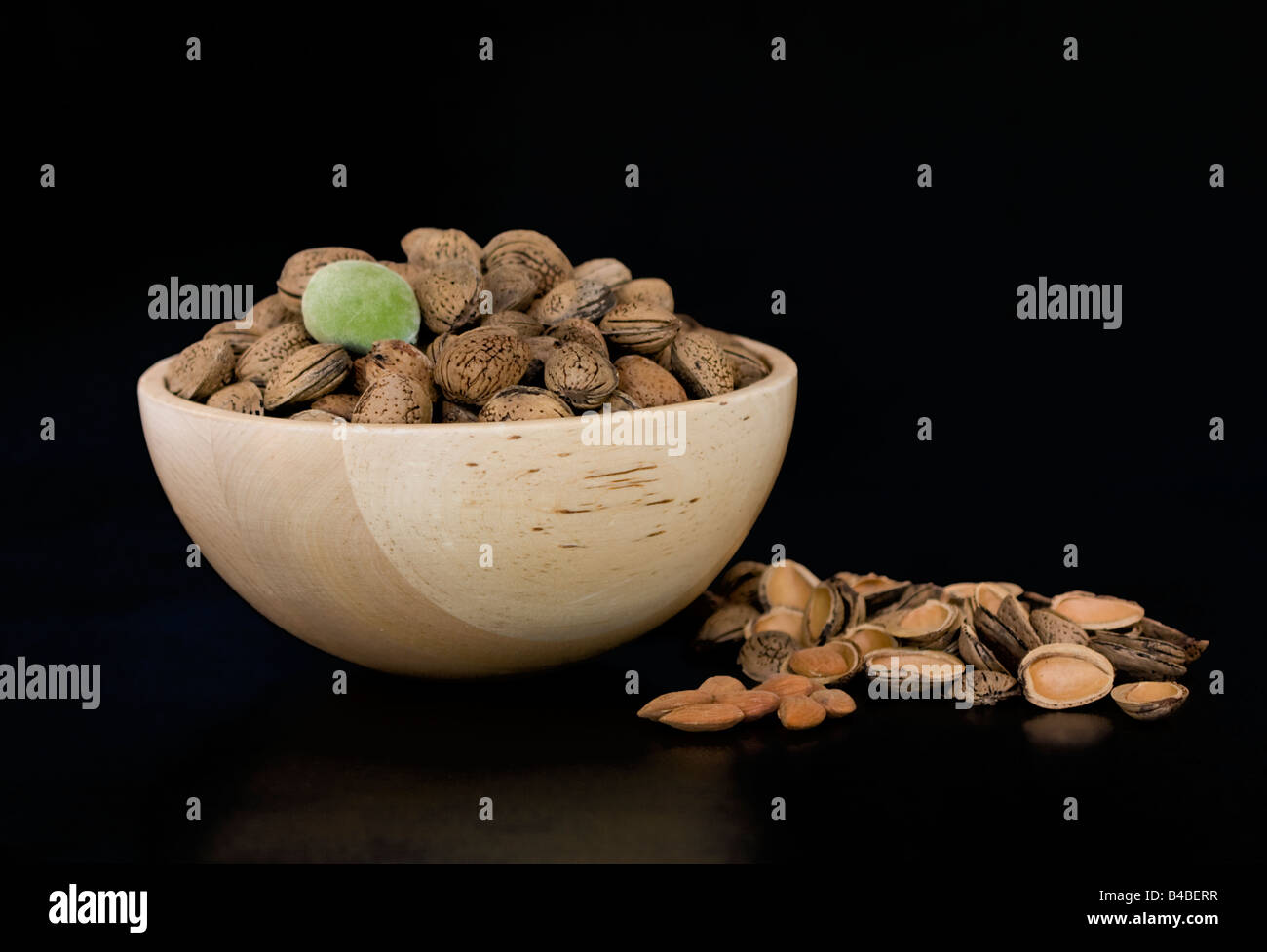 Almonds with shells hi-res stock photography and images - Alamy