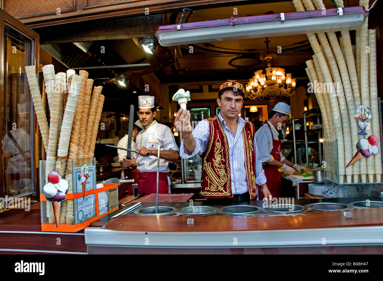 Istanbul Istiklal Caddesi Beyoglu ice cream parcours soda fountain ...
