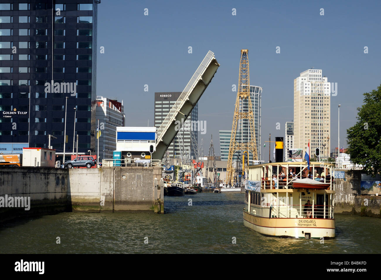 Boat sailing under harbour bridge hi-res stock photography and images ...