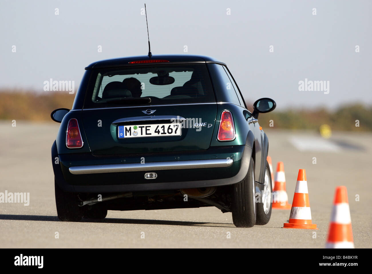 Car, Mini One D, model year 2001-, dark green, Miniapprox.s, Limousine ...