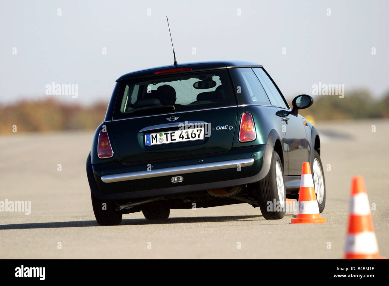 Car, Mini One D, model year 2001-, dark green, Miniapprox.s, Limousine ...