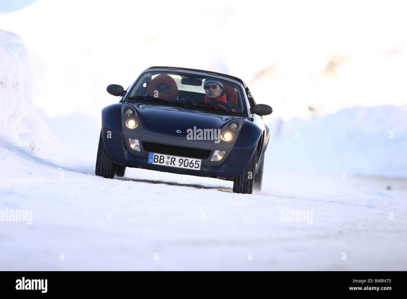 Mercedes smart roadster hi-res stock photography and images - Alamy