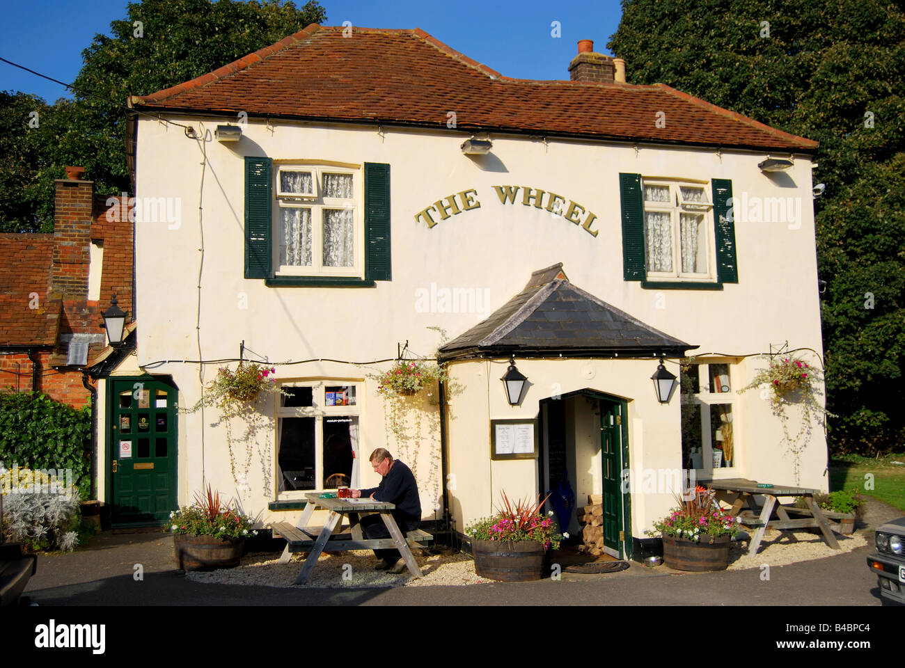 English pub front hi-res stock photography and images - Alamy