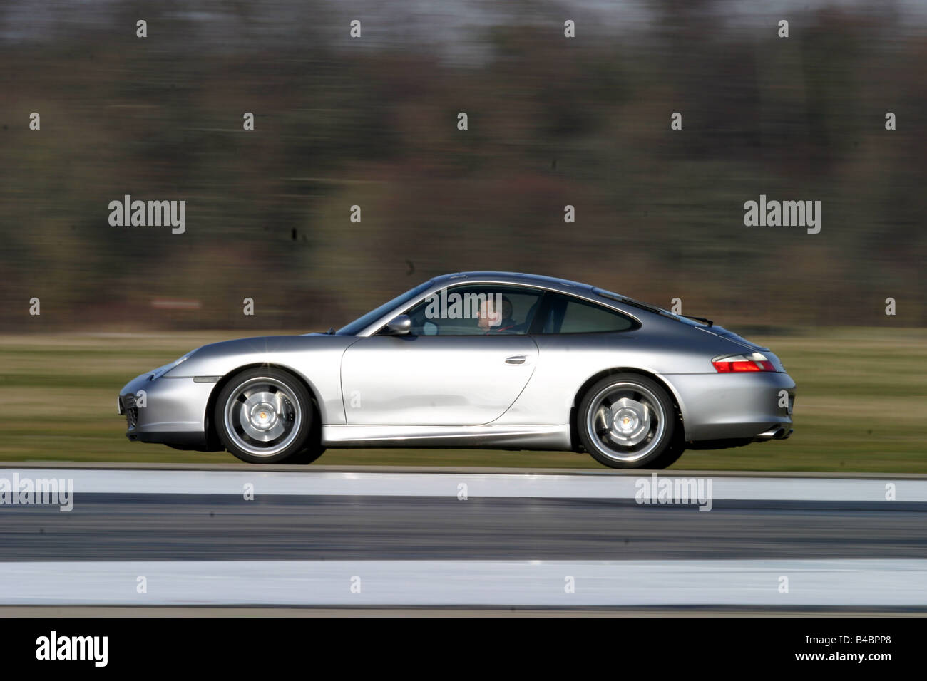 Porsche 911 side view hi-res stock photography and images - Alamy