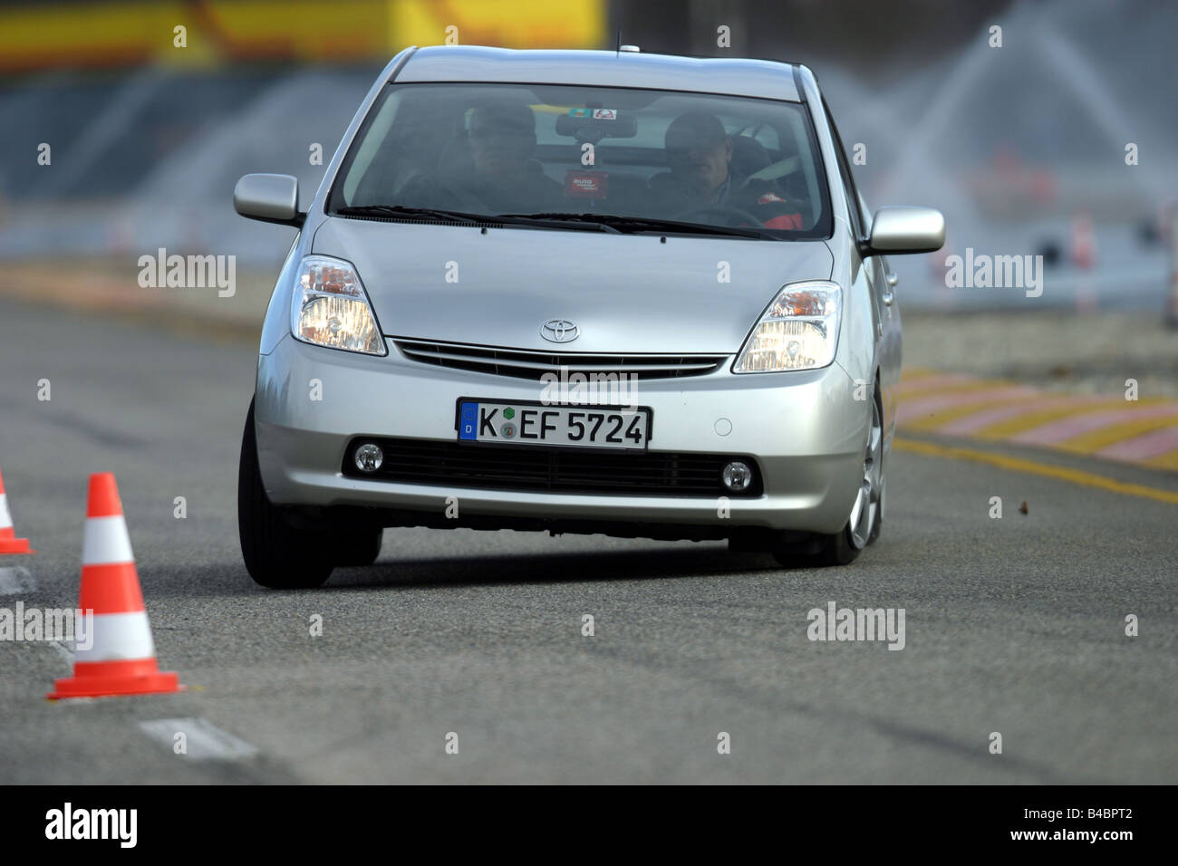 Car, Toyota Prius, Limousine, Lower middle-sized class, model year 2000 ...