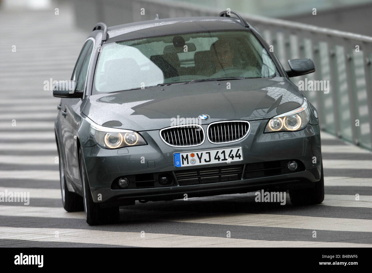 Car, BMW 545i Touring, hatchback, model year 2004-, anthracite, upper ...