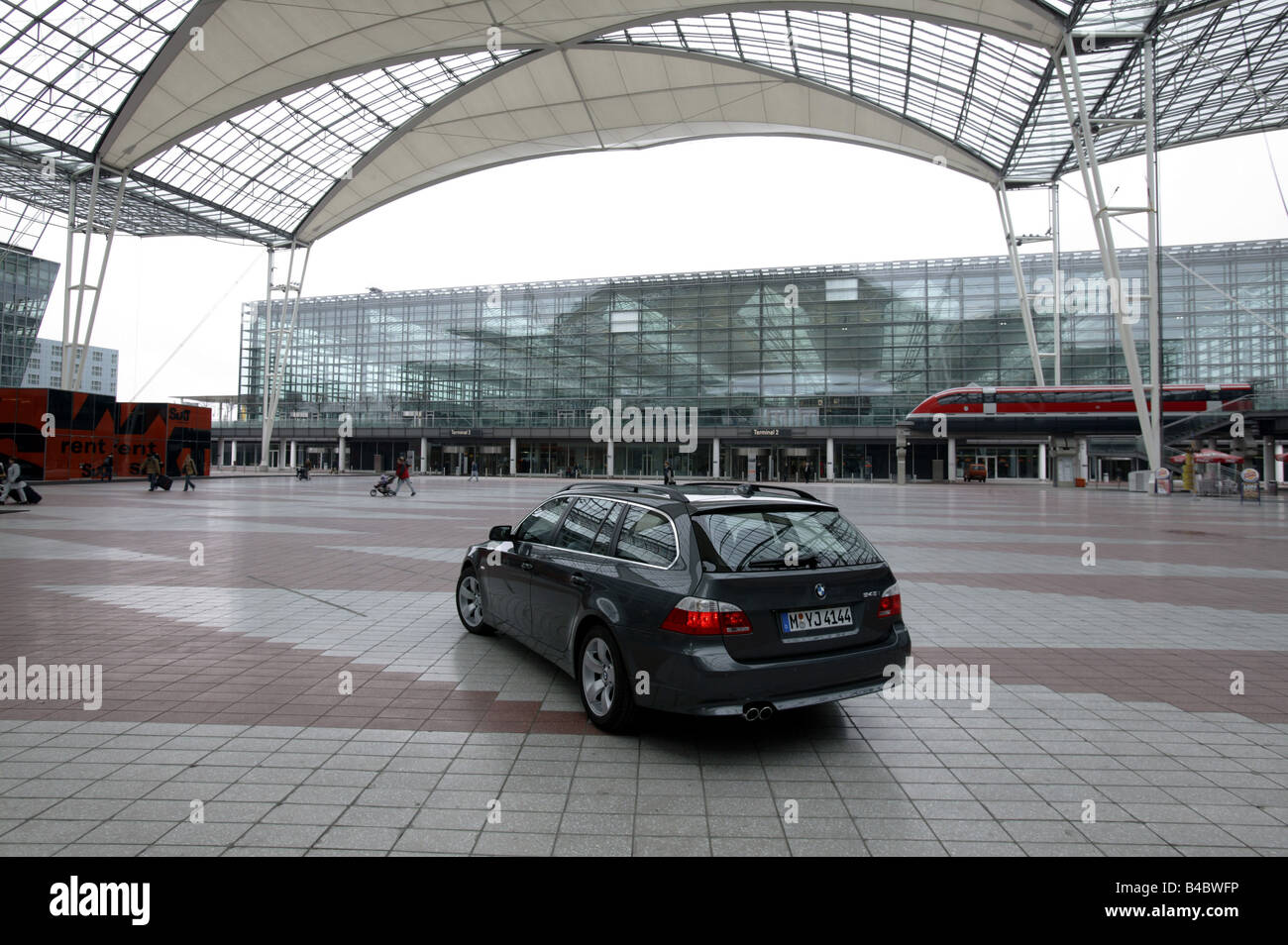 Car, BMW 545i Touring, hatchback, model year 2004-, anthracite, upper ...