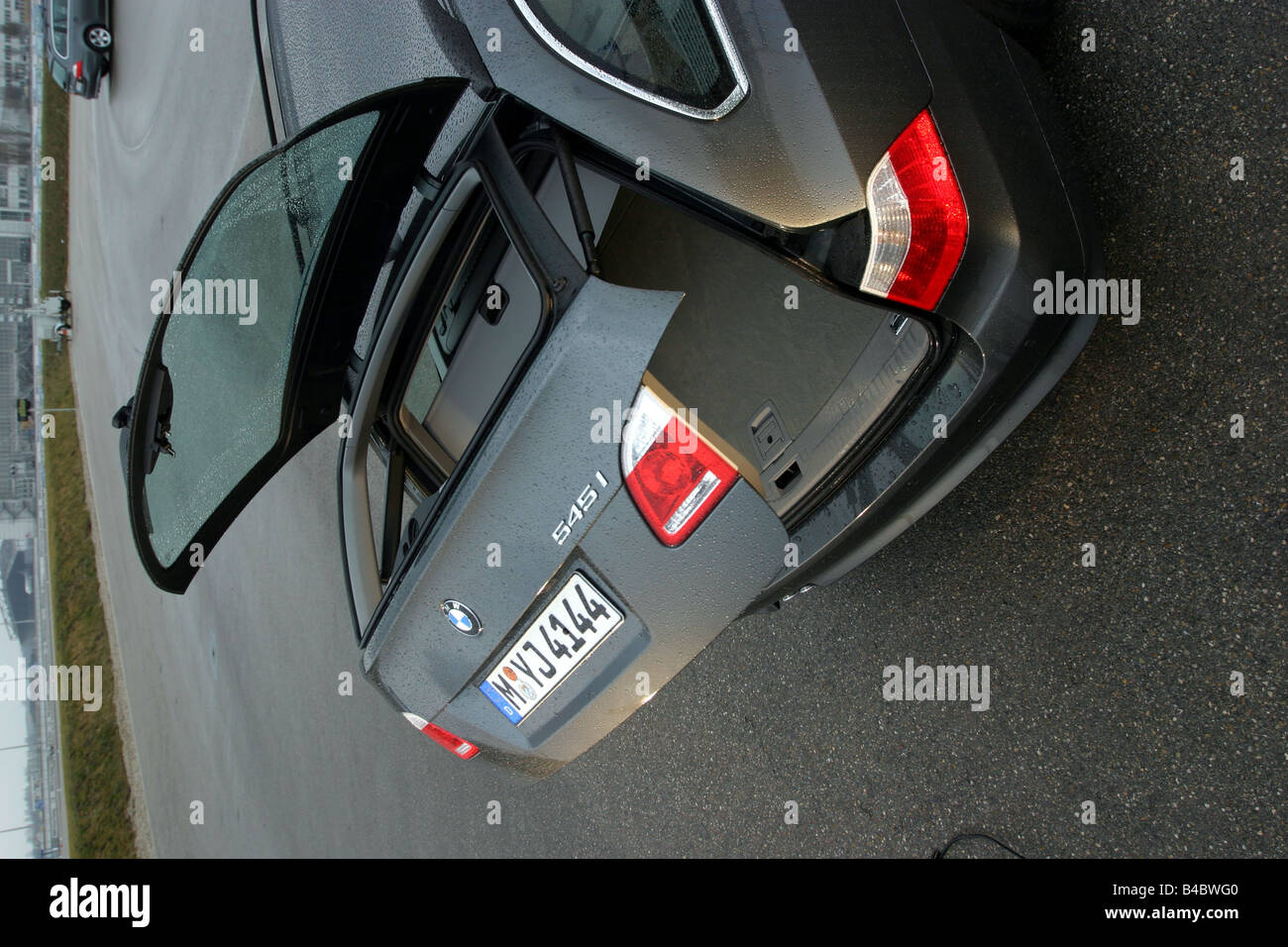 Car, BMW 545i Touring, hatchback, model year 2004-, anthracite, upper ...