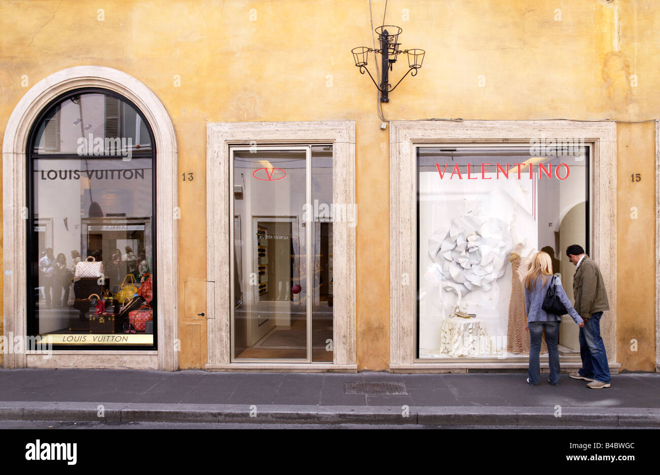 Couple strolling along Via Condotti Rome Italy Stock Photo - Alamy