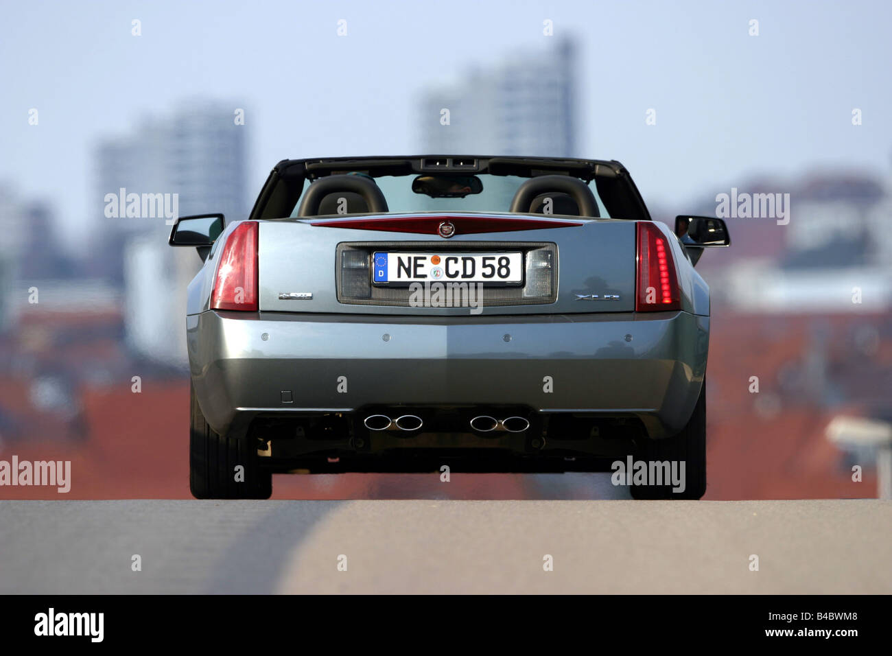 Cadillac xlr hi-res stock photography and images - Alamy