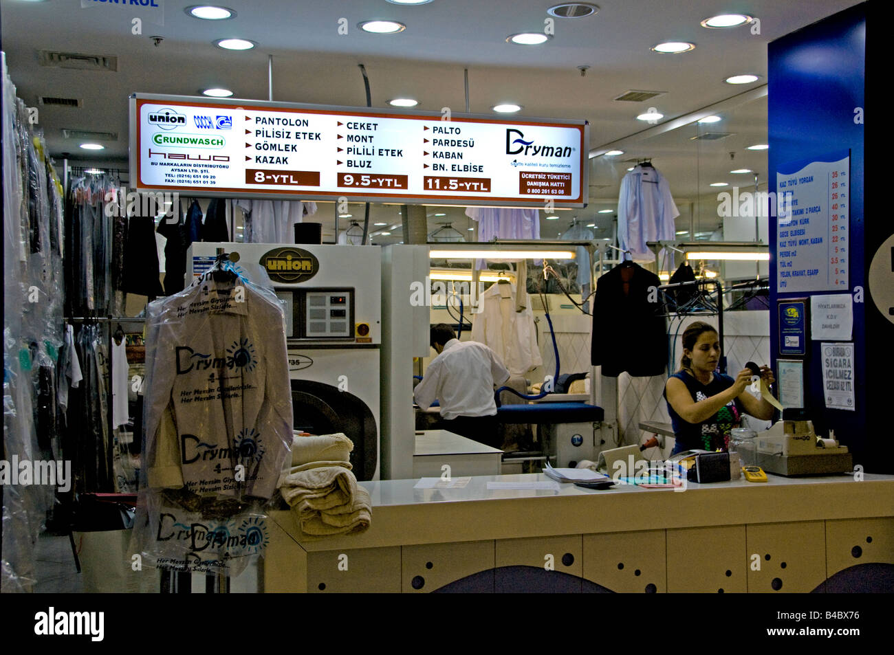 dry cleaner's dry-cleaning establishment launderette Stock Photo - Alamy