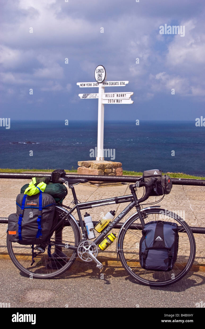 Loaded touring bike hi-res stock photography and images - Alamy