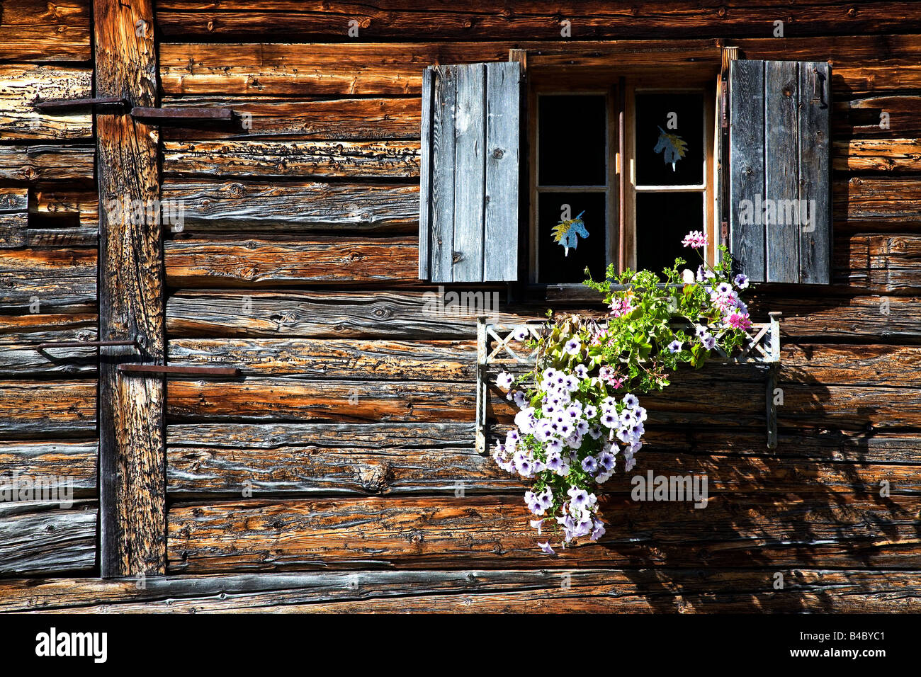 Log cabin with flowers in flowerbox Stock Photo - Alamy