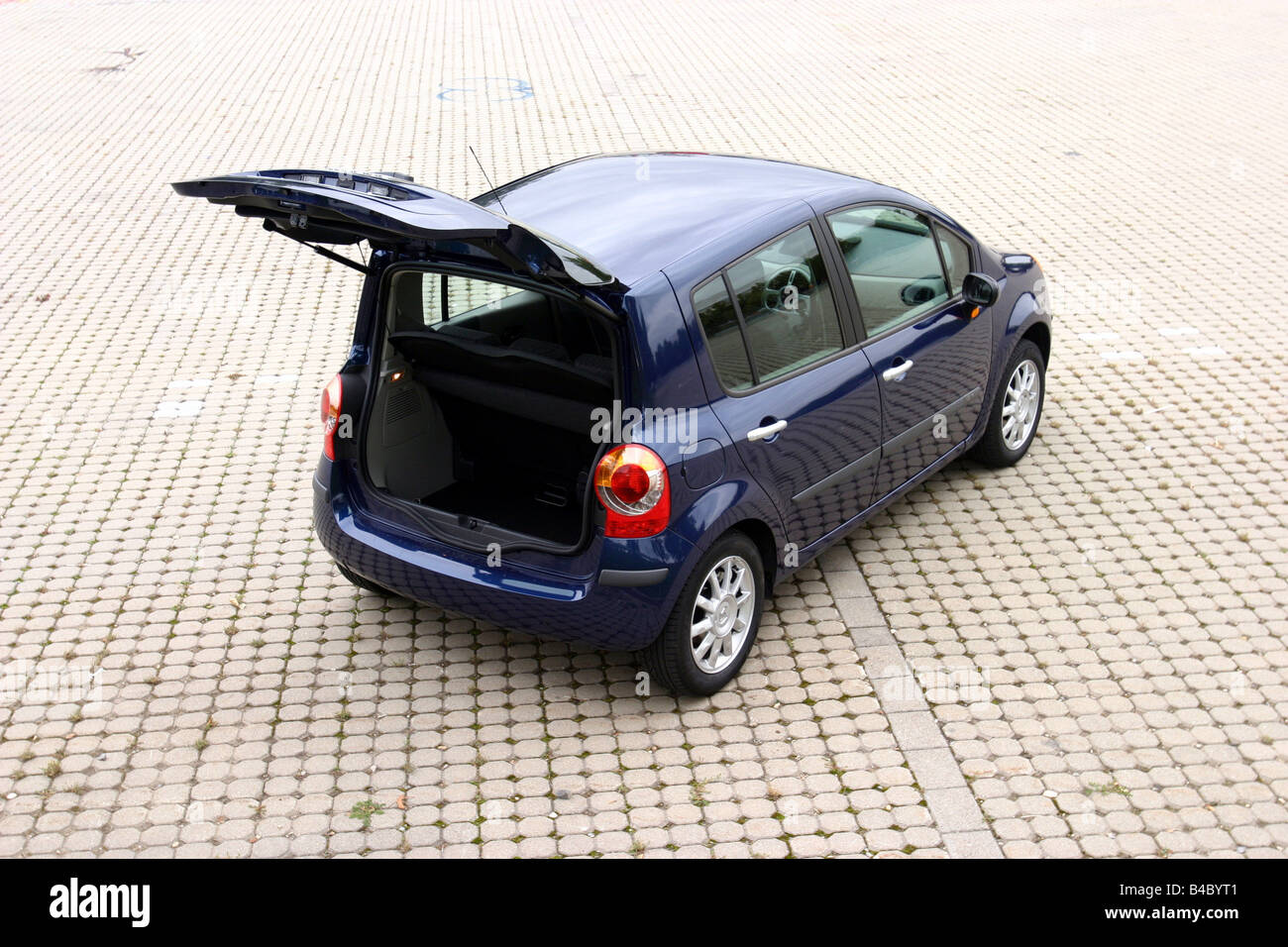 Car, Renault Modus 1.6 16V, model year 2004-, dark blue, Lower middle ...