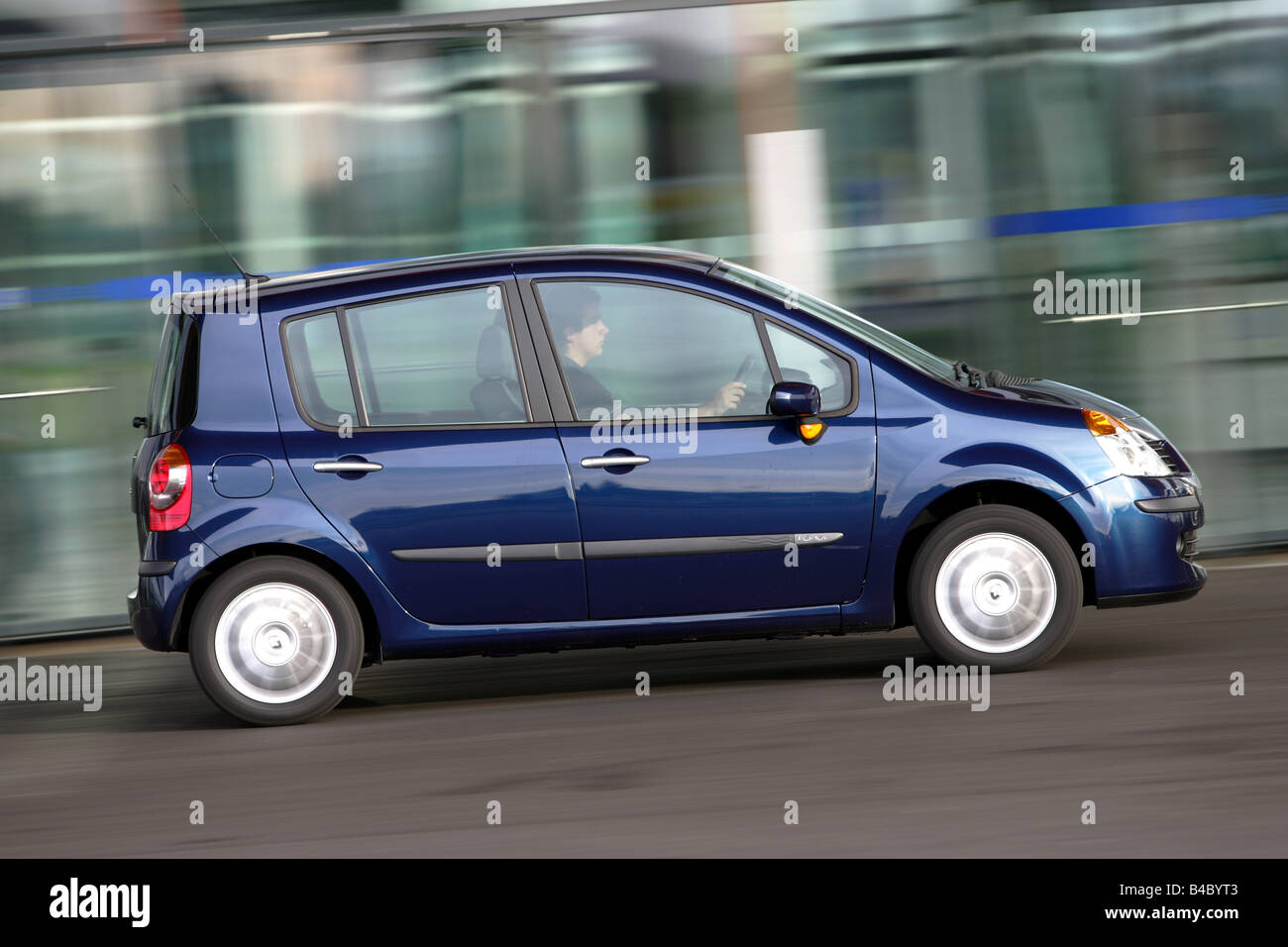 Car, Renault Modus 1.6 16V, model year 2004-, dark blue, Lower middle ...