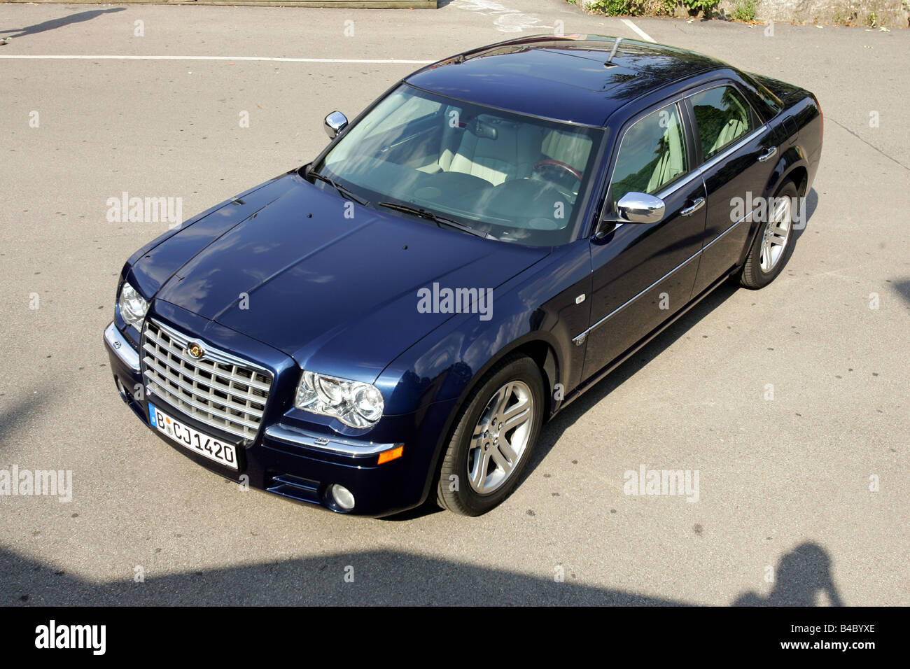 Car, Chrysler 300C 5.7 Hemi, model year 2004-, Limousine, dark blue ...