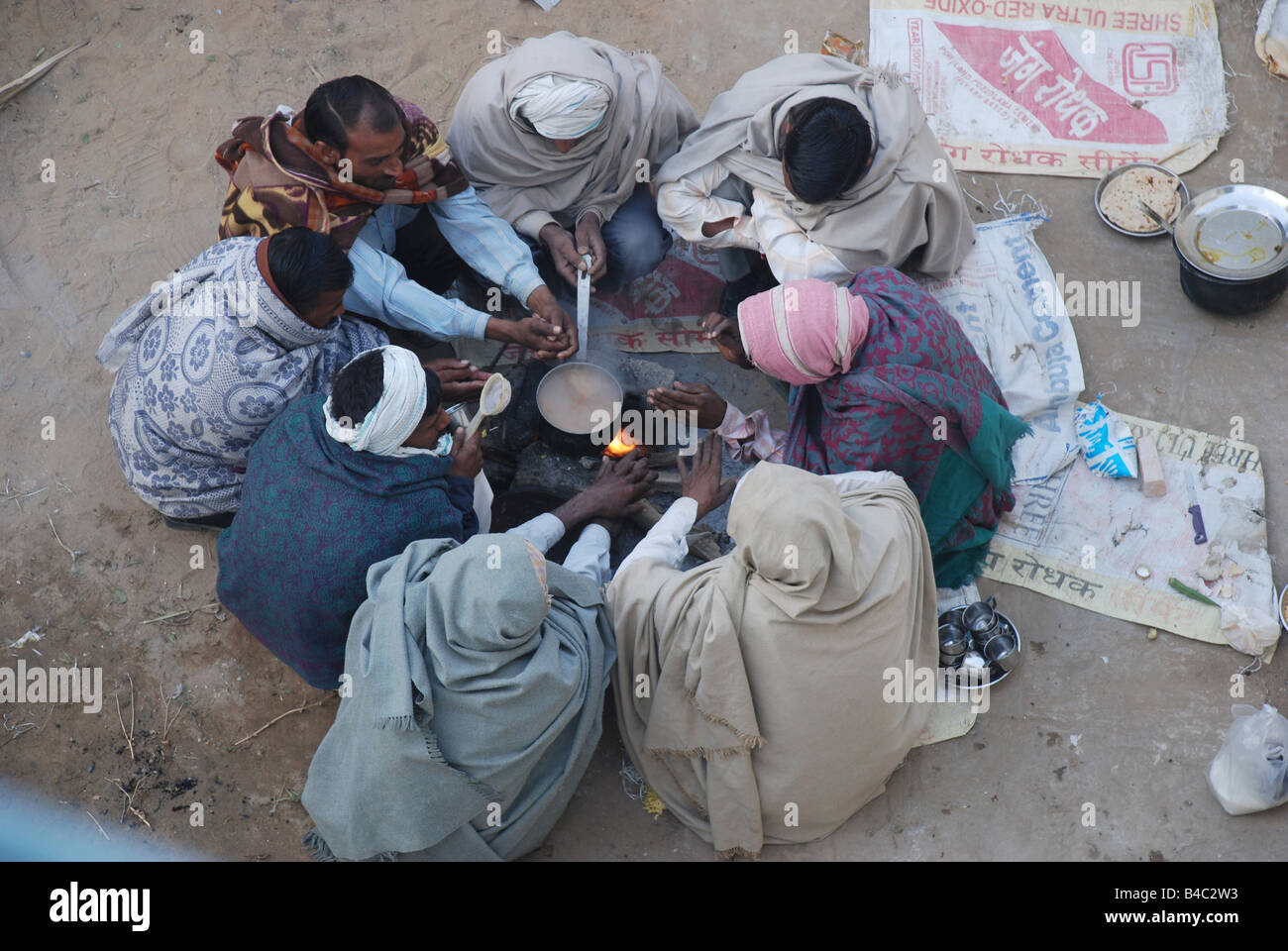 Sellers making winter morning tea at Pushkar camp Stock Photo - Alamy