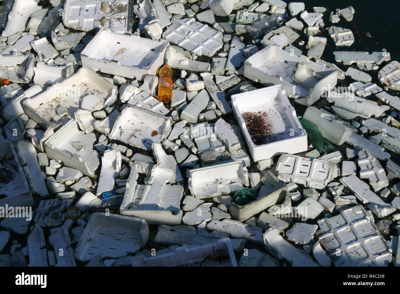 Polystyrene foam boxes hi-res stock photography and images - Alamy